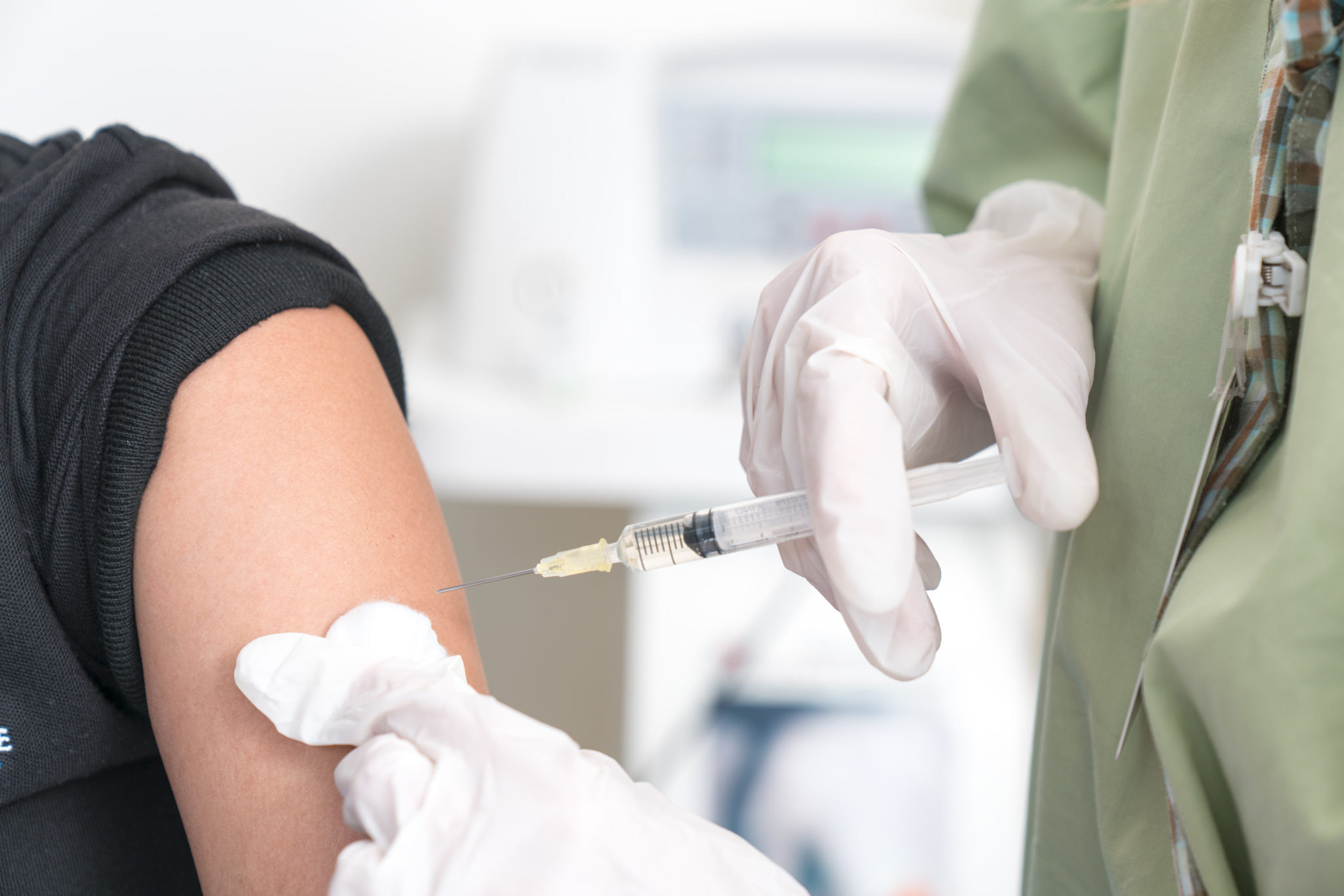 Close-up Of Doctor Injecting Patient With Syringe To Collect Blo – つしま ...
